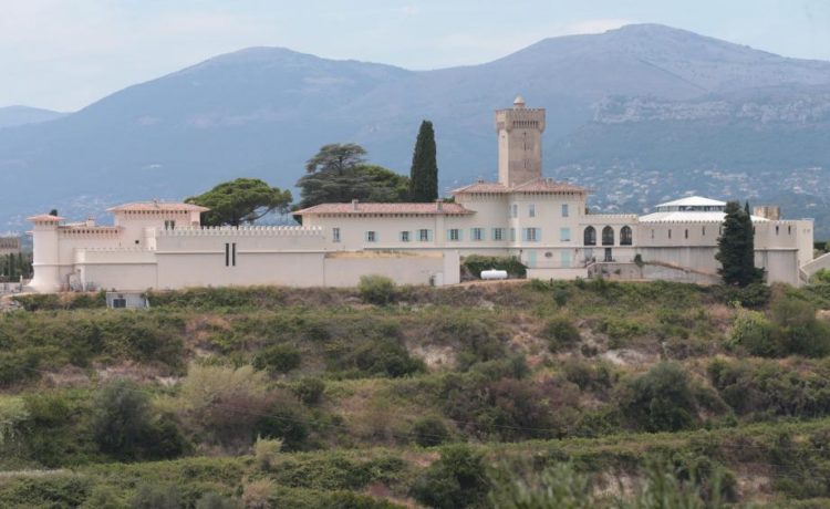 Daniel Derichebourg s’offre le Château de Crémat – Revue Vinicole ...